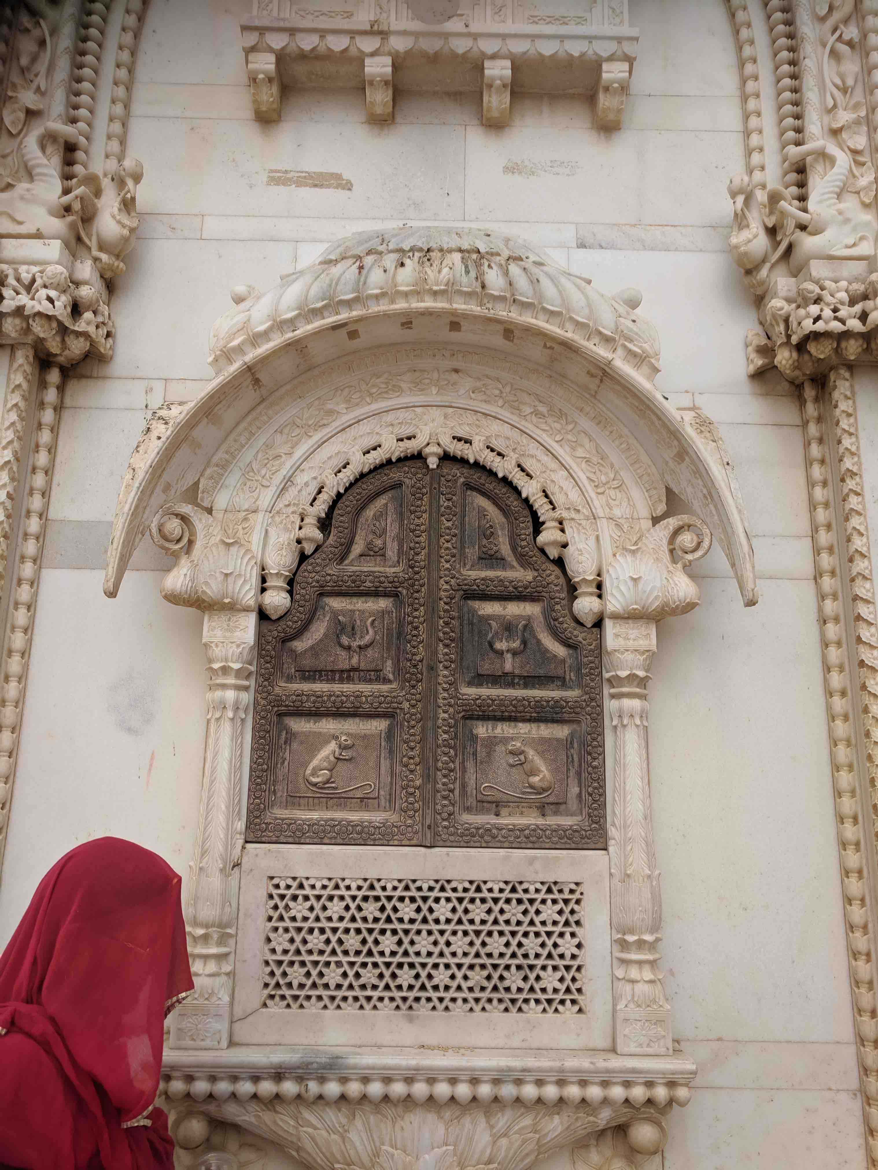 Visiting Karni Mata Temple in Deshnoke, Rajasthan, India – Wandering ...